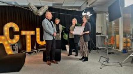 Keurmerk uitgereikt aan Tactus tijdens opnames nieuwjaarsspeech | Stichting Topklinische GGz